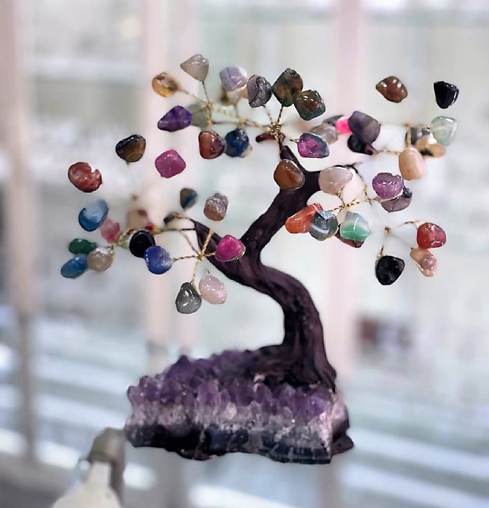 Colorful Agate Tree On Amethyst Cluster - בדרך הטבע